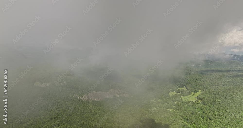 Vidéo Stock Highlands North Carolina Aerial v12 high altitude drone ...