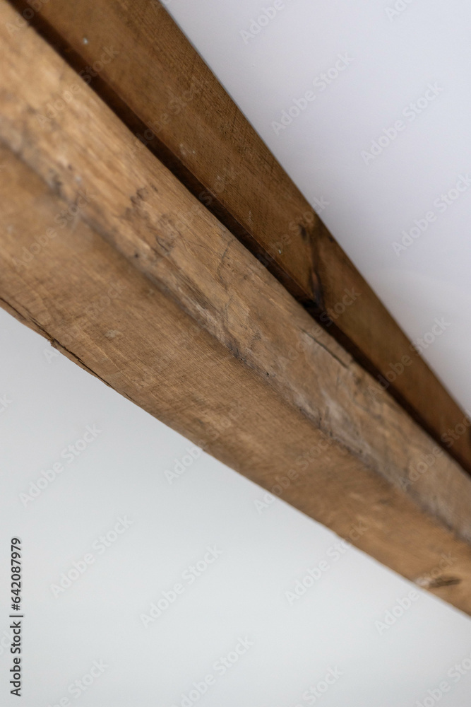Une ancienne poutre en bois de charpente, intégré dans une rénovation ...