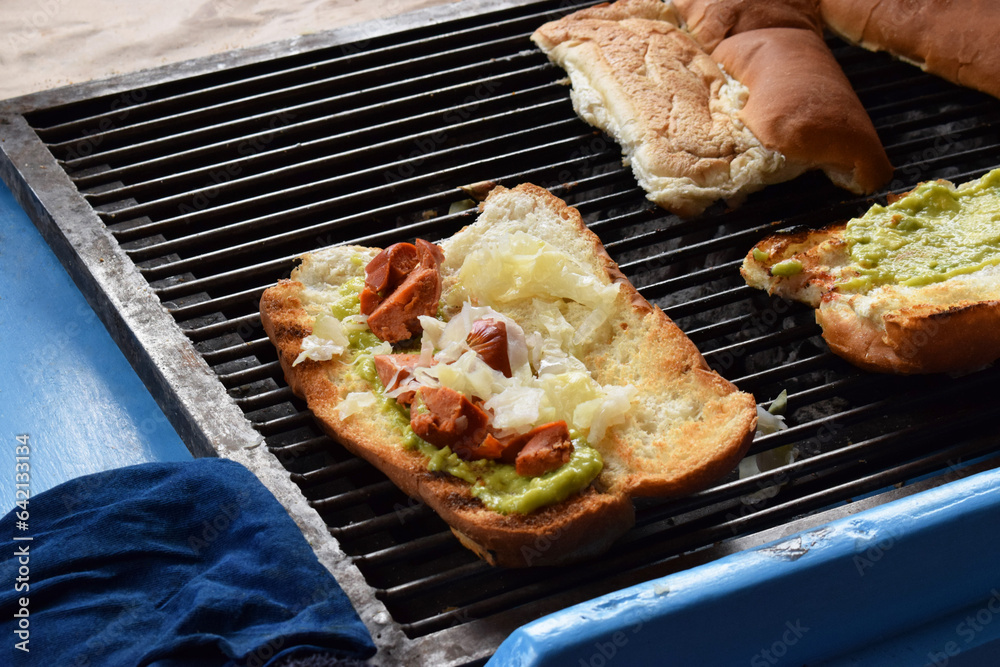 Panes al carbón con repollo, chorizo y aguacate. Comida tradicional en ...