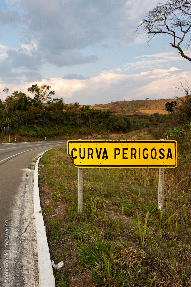 Sinalização vertical de rodovias "curva perigosa" Stock Photo | Adobe Stock