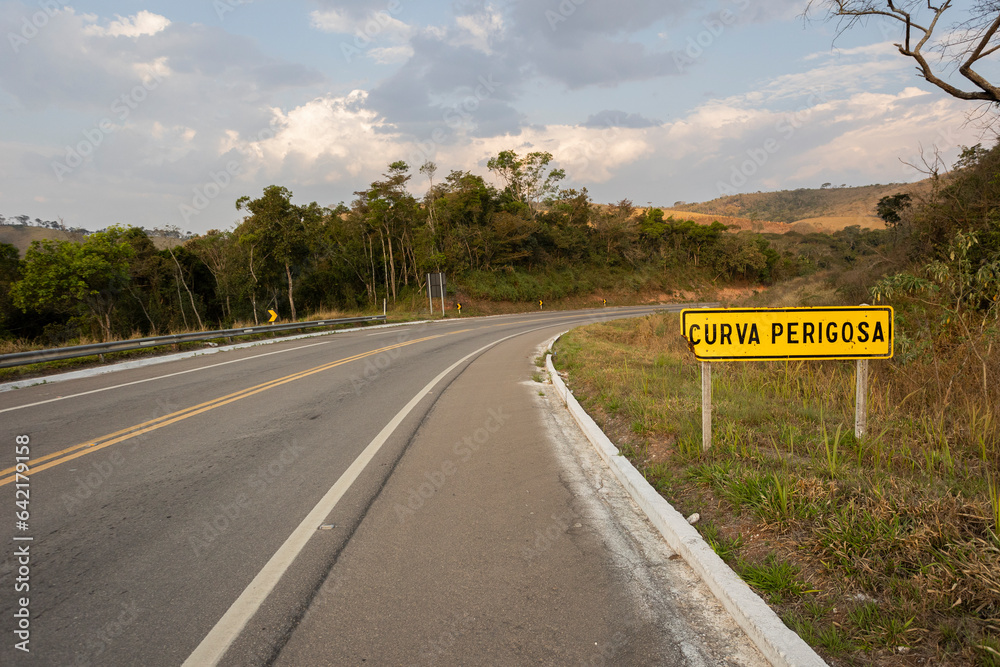 Sinalização vertical de rodovias "curva perigosa" Stock Photo | Adobe Stock