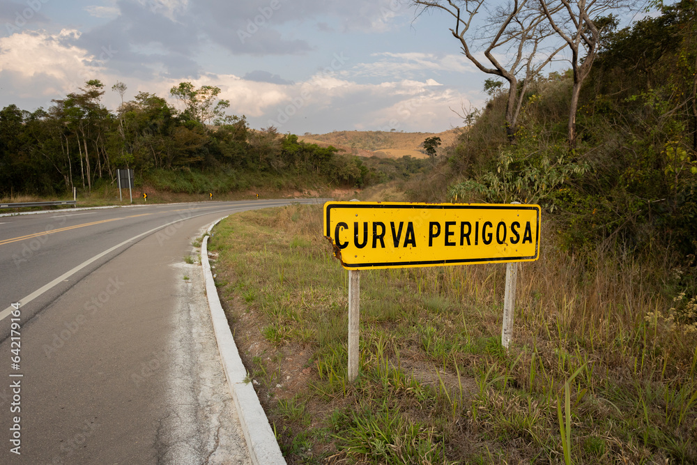Sinalização vertical de rodovias "curva perigosa" Stock Photo | Adobe Stock