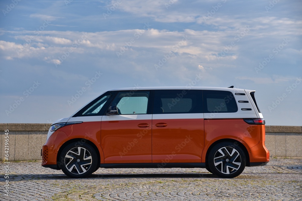 Volkswagen ID. BUZZ. Fully electric multivan with a futuristic design ...