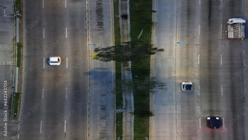 periferico movimiento de autos, camiones, transporte publico ...