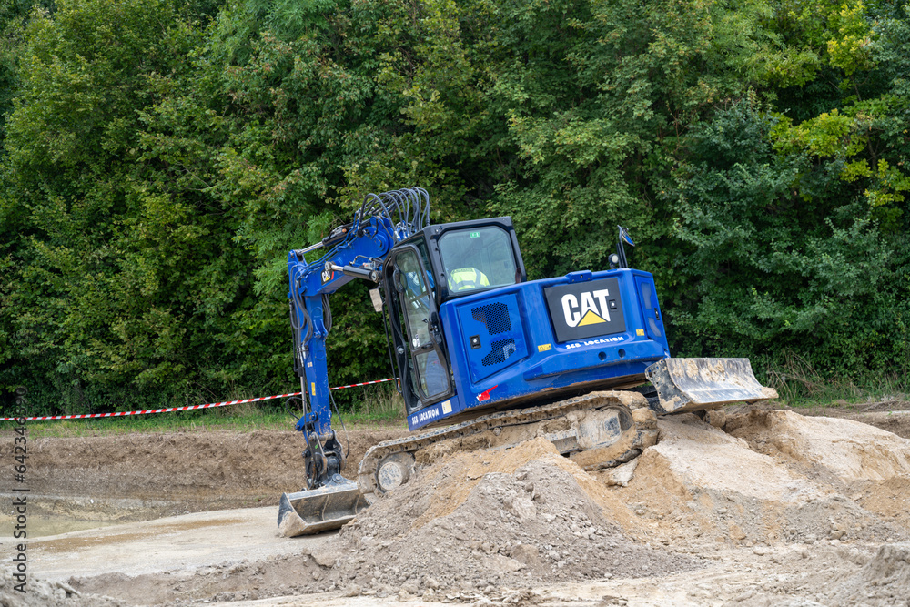 pelleteuse sur chenilles de la marque CAT dans un chantier au soleil ...