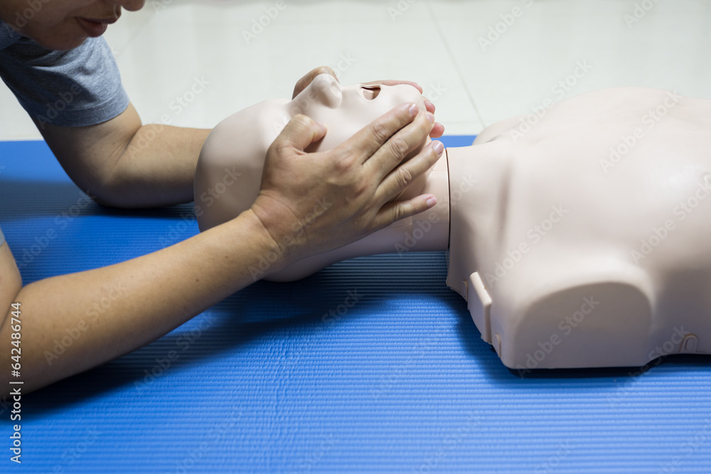 Foto de Demonstrating CPR (Cardiopulmonary resuscitation) training ...
