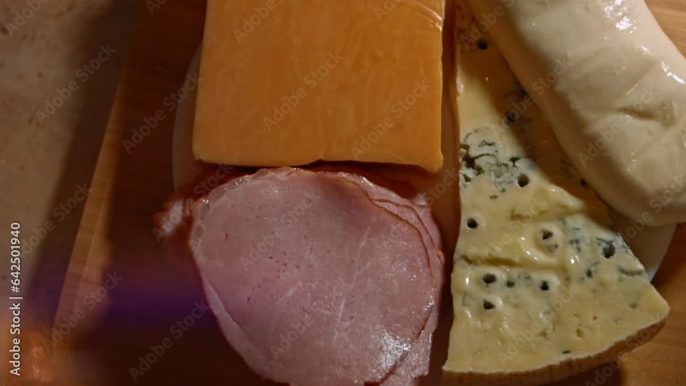 Vidéo Stock Various types of savory and fresh cheeses and pork ham ...
