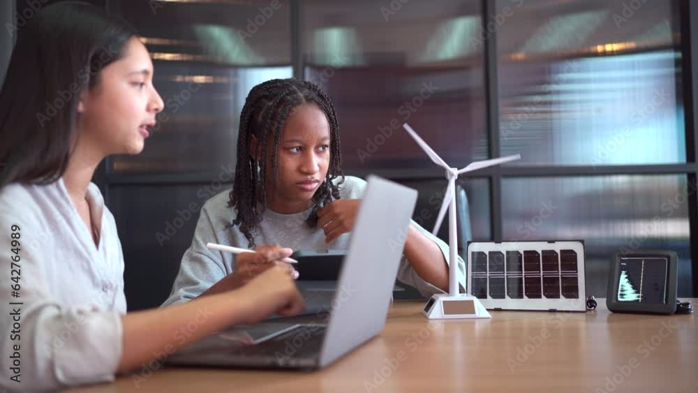 Vidéo Stock Group of primary school student learning and discussing ...