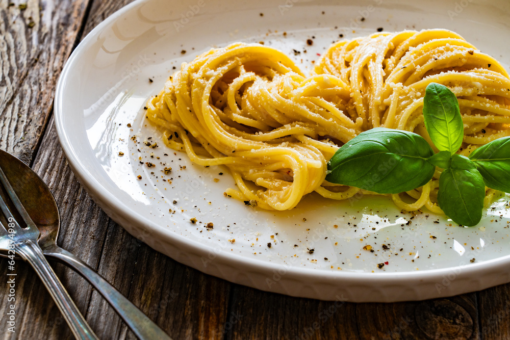 Spaghetti cacio e pepe - noodles witch parmesan and pepper Stock Photo ...