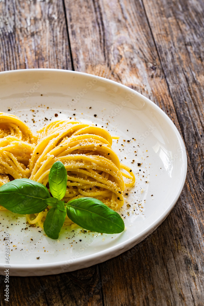 Spaghetti cacio e pepe - noodles witch parmesan and pepper Stock Photo ...