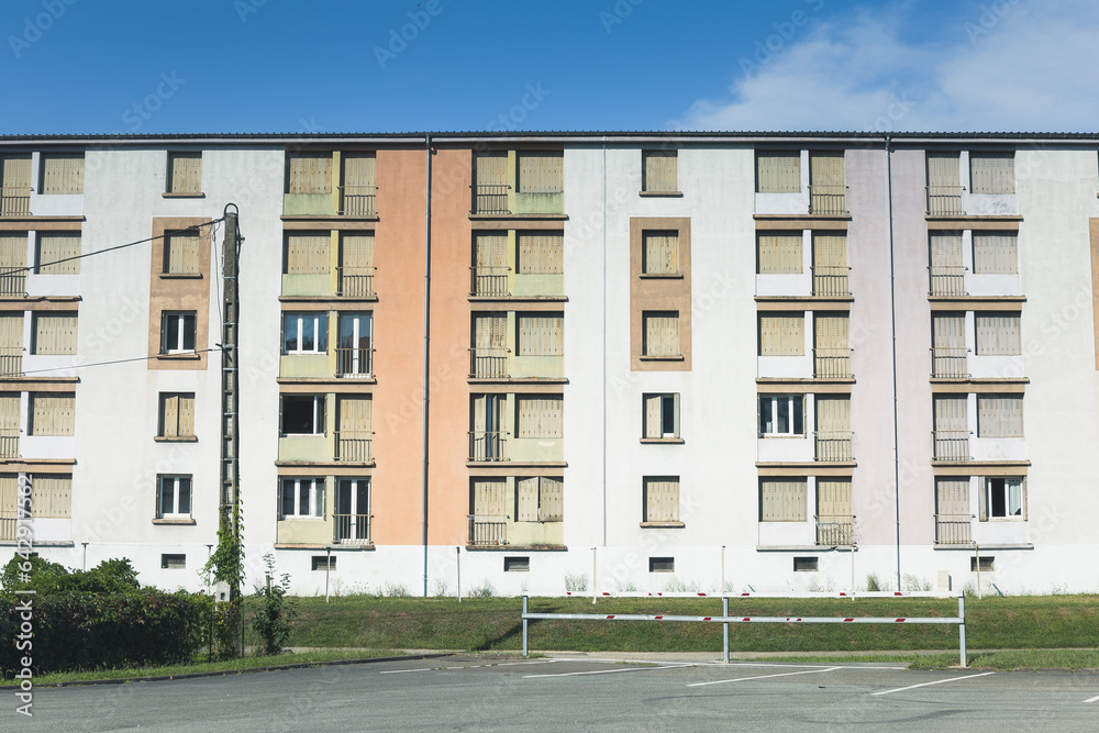 Barre d immeuble ancien type hlm en banlieue en France Stock Photo ...