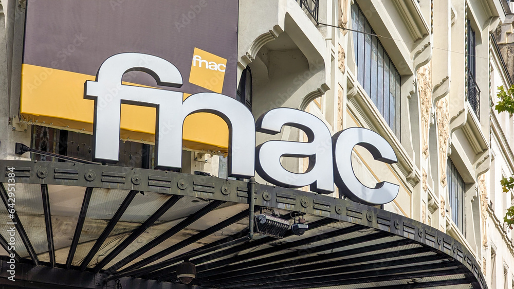 Paris, France - 30 août 2023: Enseigne et logo sur la façade d'un ...