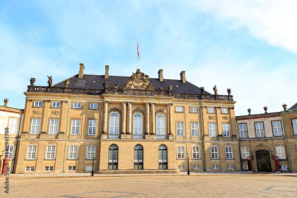 Foto de Copenhagen, Denmark. The Royal Palace Amalienborg is an ...