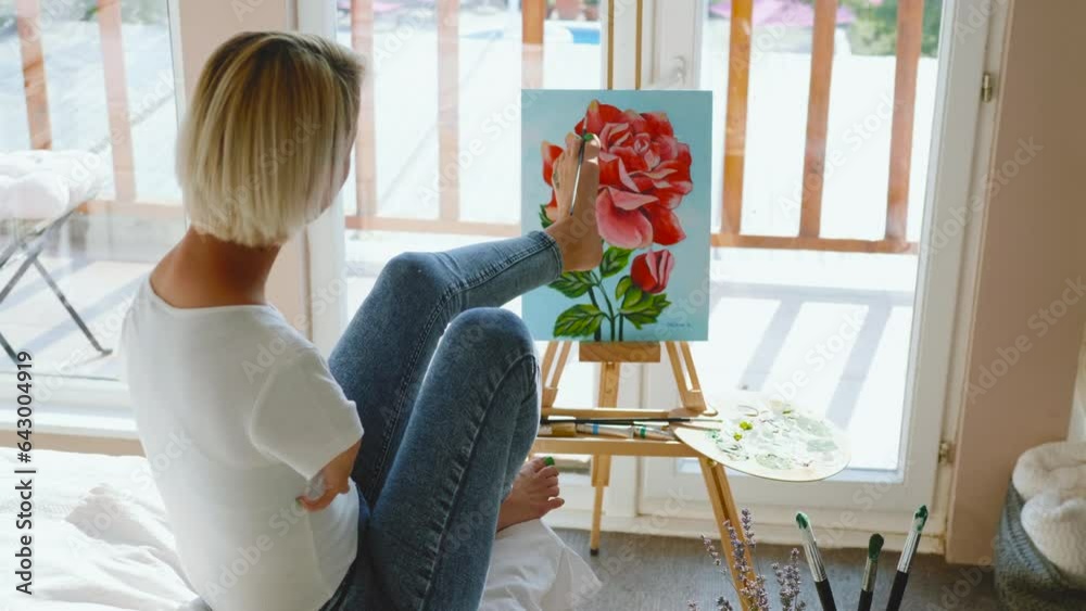 Young female artist living with Phocomelia syndrome, born without arms ...