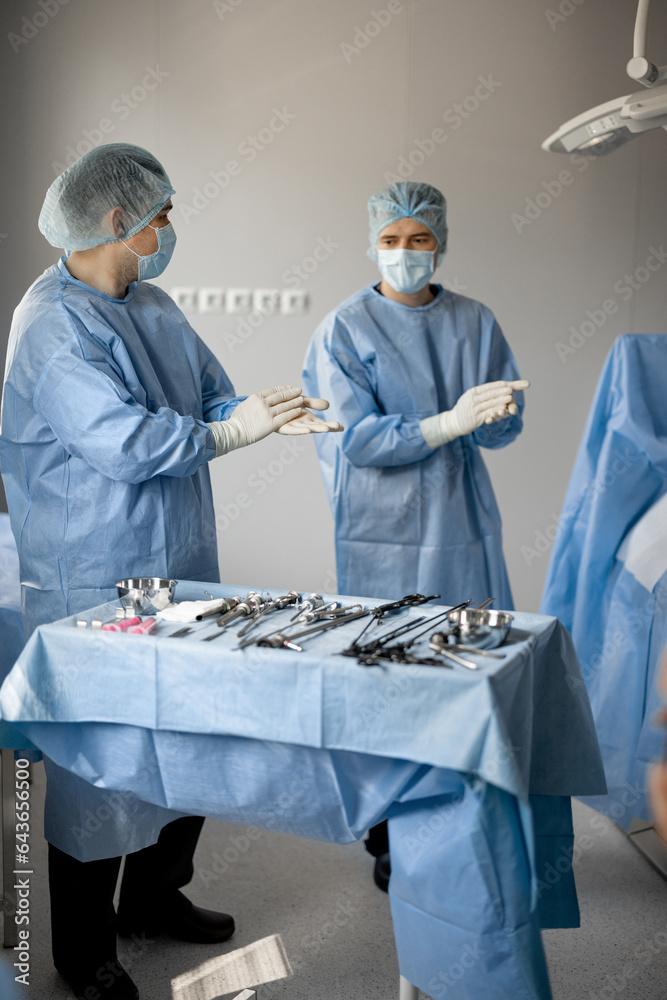 Foto de Two surgeons in uniform standing together ready to operate a ...