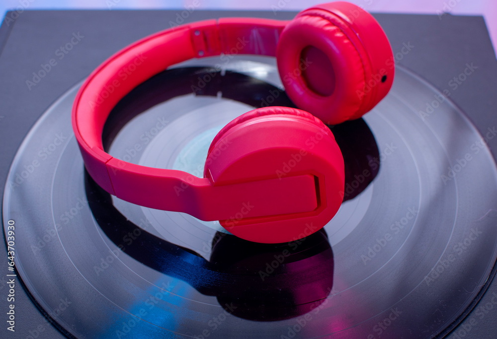 audifonos rojos Stock Photo | Adobe Stock