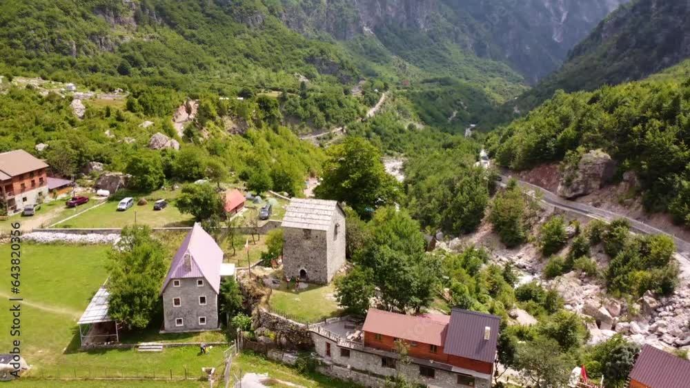 Plano de paneo sobre Nikoll Koçeku tower en el valle del parque ...