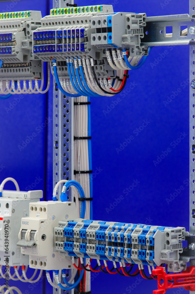Reversible switch for connecting voltage in an electrical switchboard ...