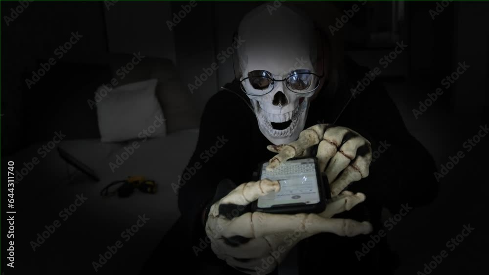 Vidéo Stock Scary skeleton with bone fingers typing messages on screen ...