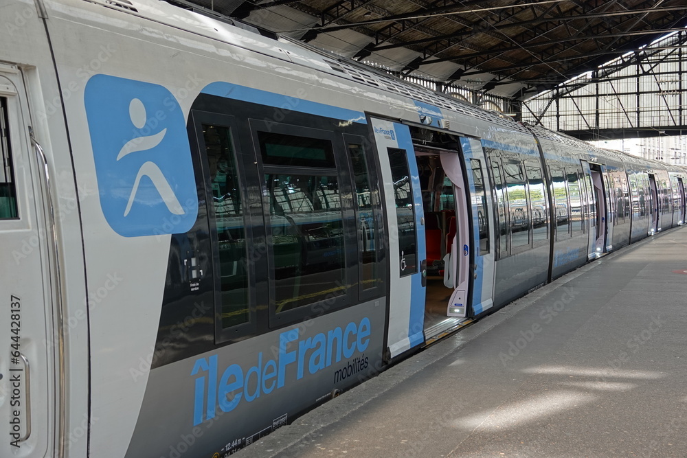 Un train transilien de Île-de-France Mobilités à quai en gare à Paris ...