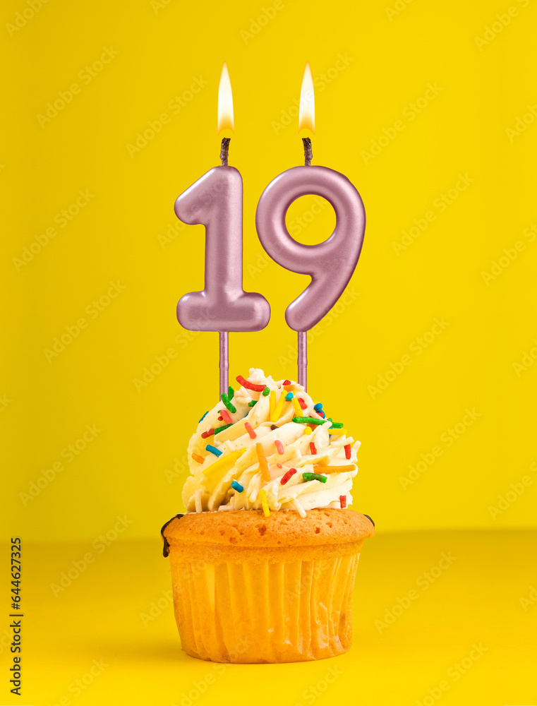 Number 19 candle - Birthday card design in yellow background Stock-Foto ...