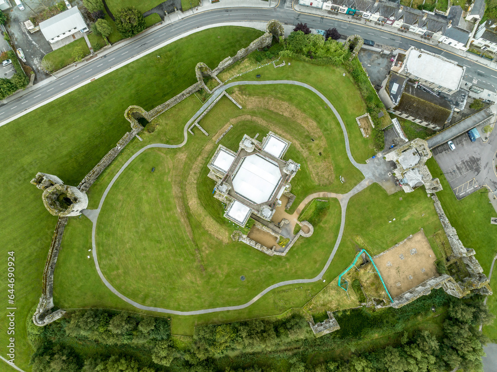 Fotka „Aerial top down ground plan view of Trim castle, most monumental ...