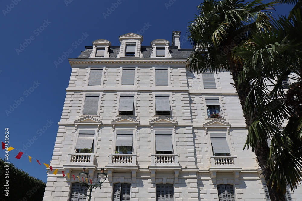 Bâtiment typique, vu de l'extérieur, ville de Pau, département des ...