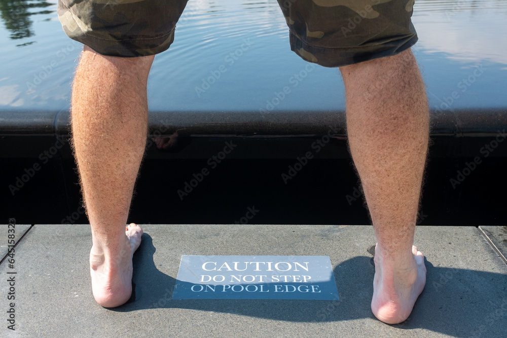 Foto de Caution sign saying Do not Step on pool Ledge in between where ...