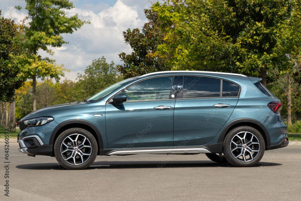 Foto de Fiat Tipo Cross is a new hatchback car. It is also known as the ...