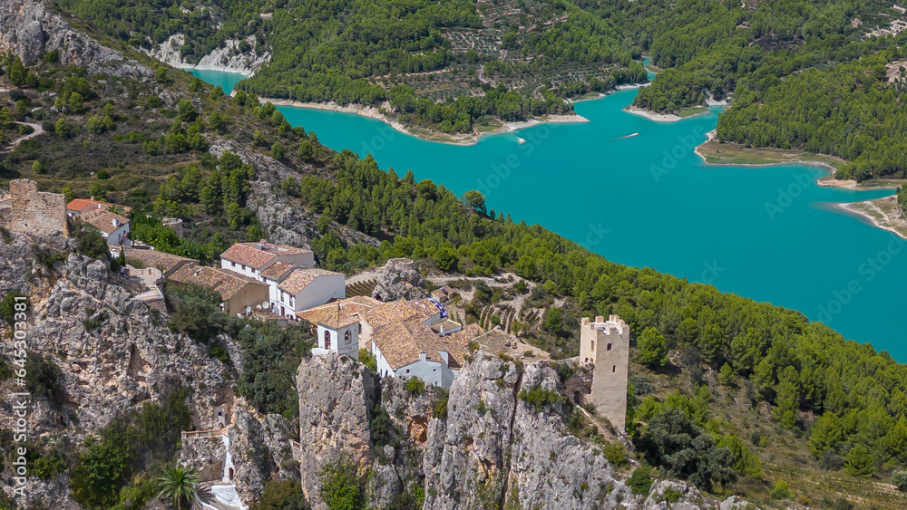 Guadalest o El Castell de Guadalest en vista cenital desde el torreón y ...
