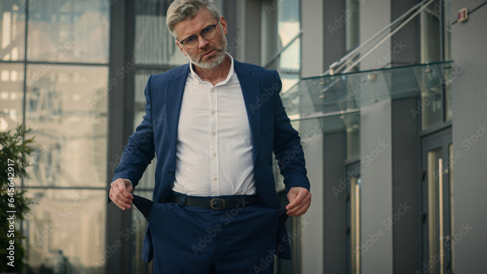 Foto de Caucasian mature sad senior business man show turn empty pants ...