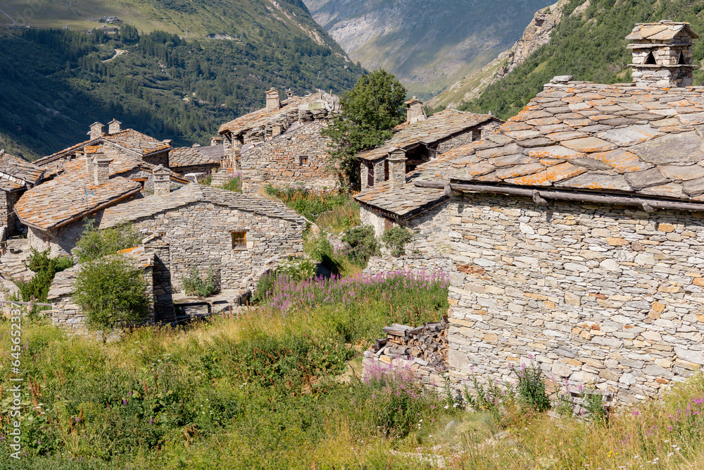 Le hameau de l’Ecot, situé à 2000 m d’altitude représente un trésor de ...