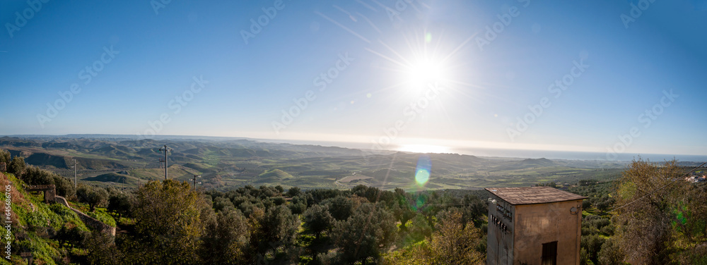 Panoramica all'alba della vallata dalla montagna fino al mar Ionio ...