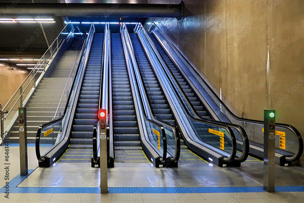 Escada rolante na estaçao do Metro Vila Prudente, Sao Paulo. Stock ...