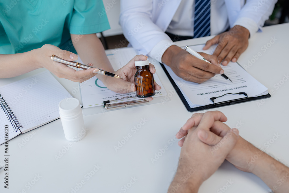 Doctors are treating patients who come to the hospital for examination ...