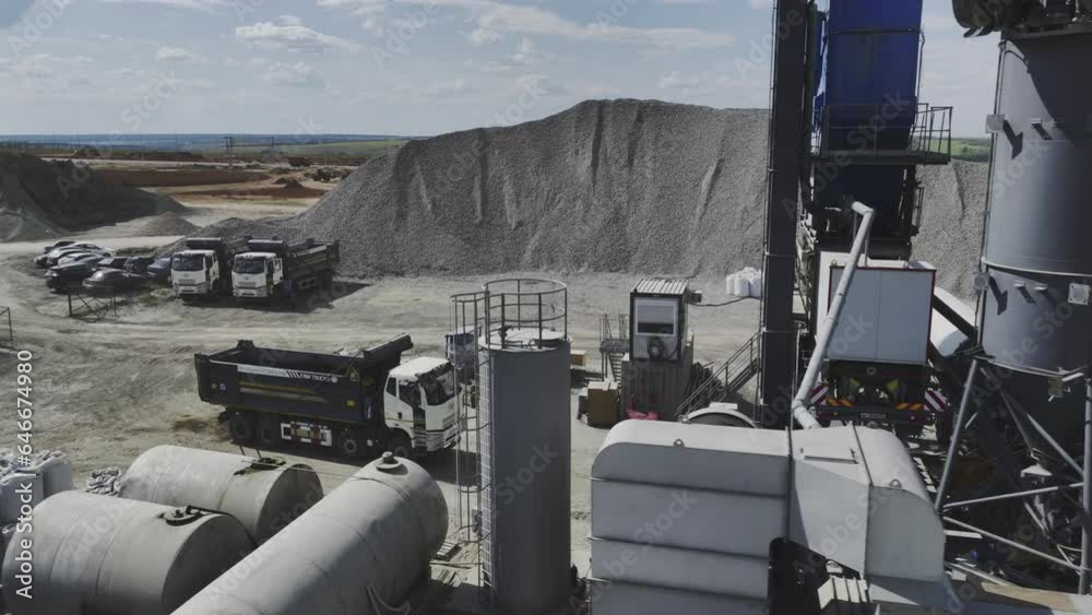 Vidéo Stock Large asphalt plant producing materials for building ...