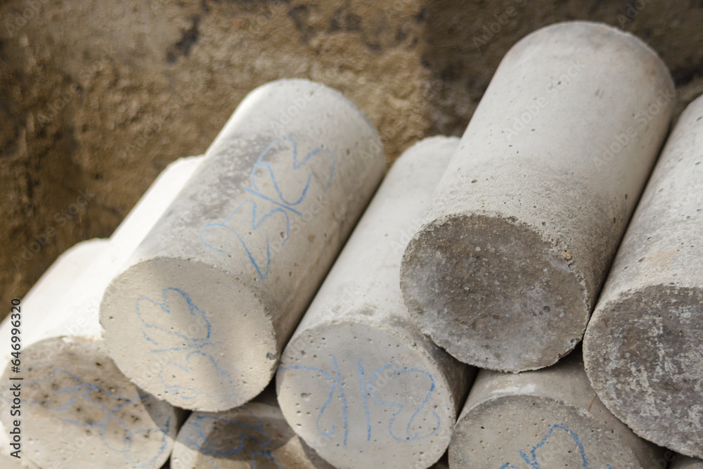 Cylindrical mortar concrete specimens for strength testing - Cilindros ...