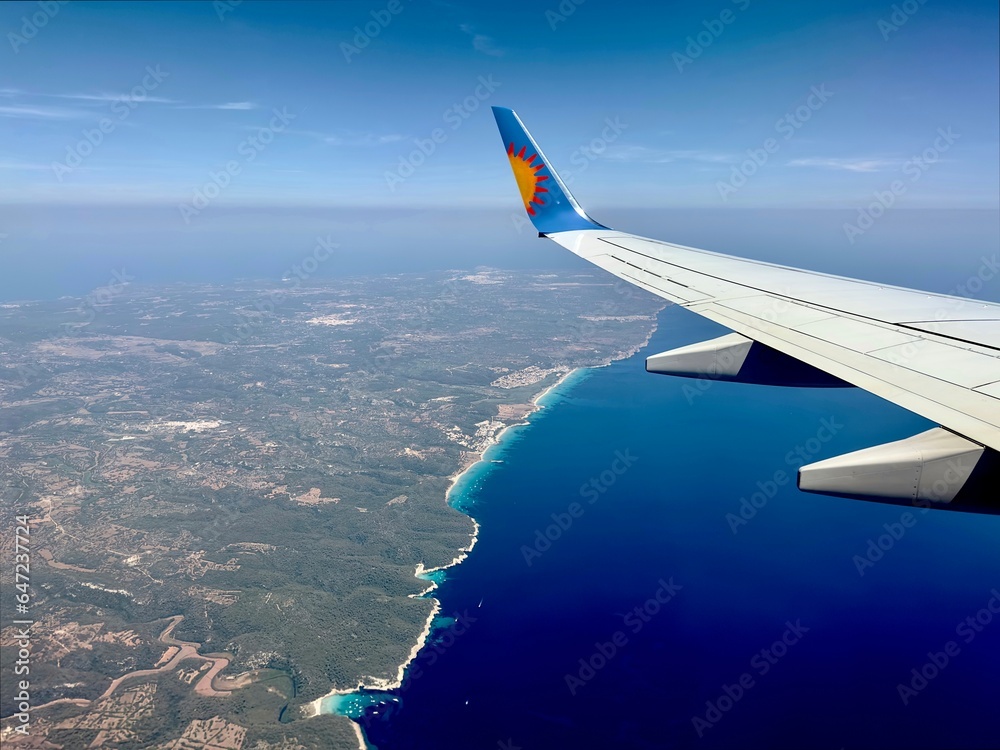 Foto de Menorca, Spain - June 24, 2023: The wing of a Jet2.com aircraft ...