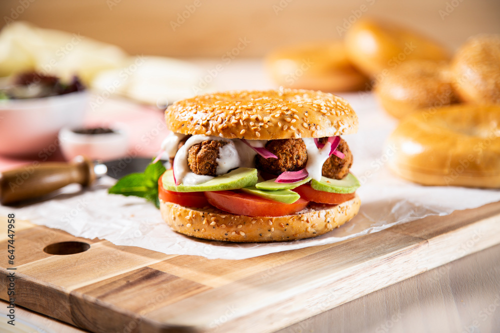 Bagels de pollo asado, pulled pork, jamón , queso, tomate, cebolla roja ...