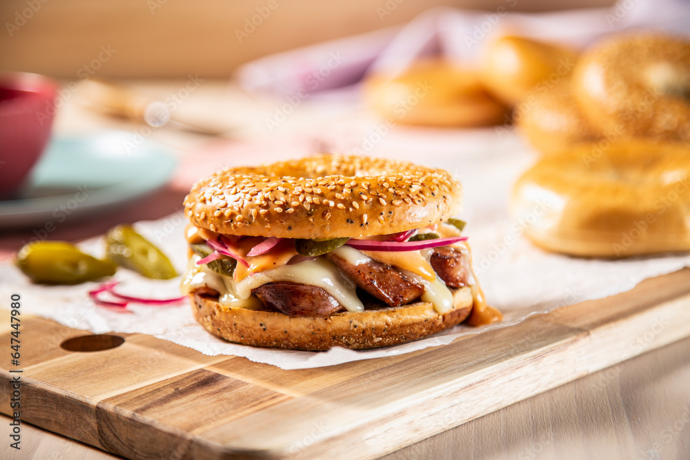 Bagels de pollo asado, pulled pork, jamón , queso, tomate, cebolla roja ...