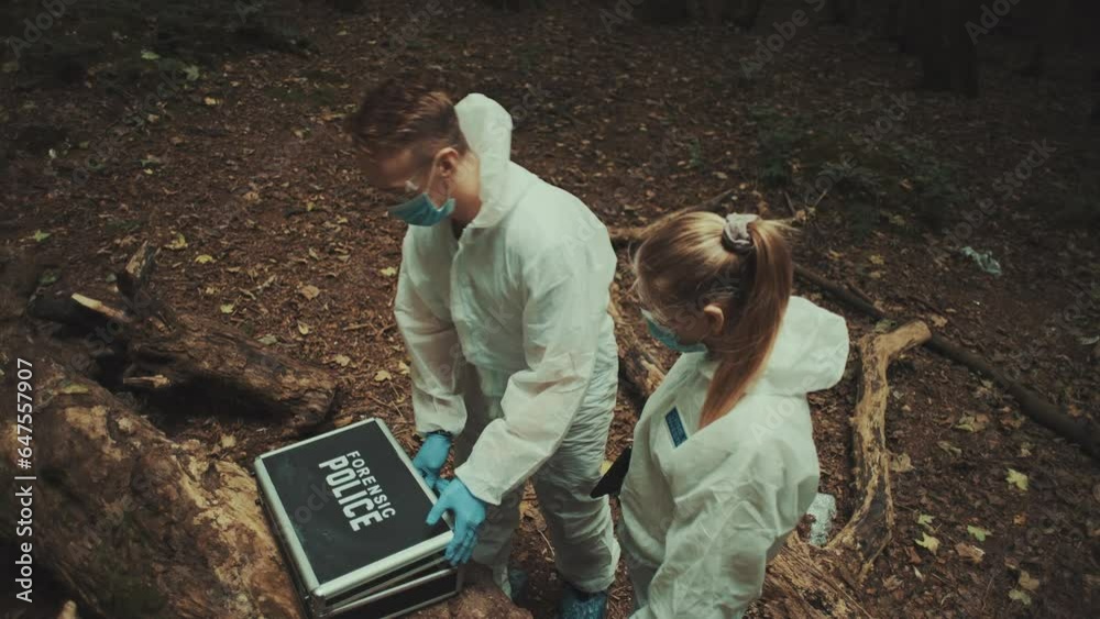 Vidéo Stock Forensic police investigators arriving at a crime scene and ...