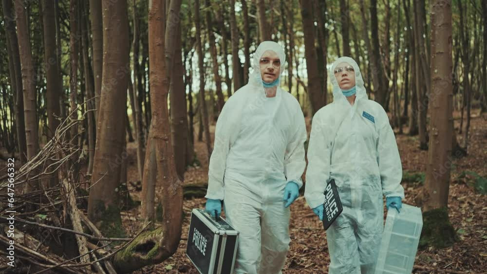 Vidéo Stock Forensic police investigators arriving at a crime scene and ...