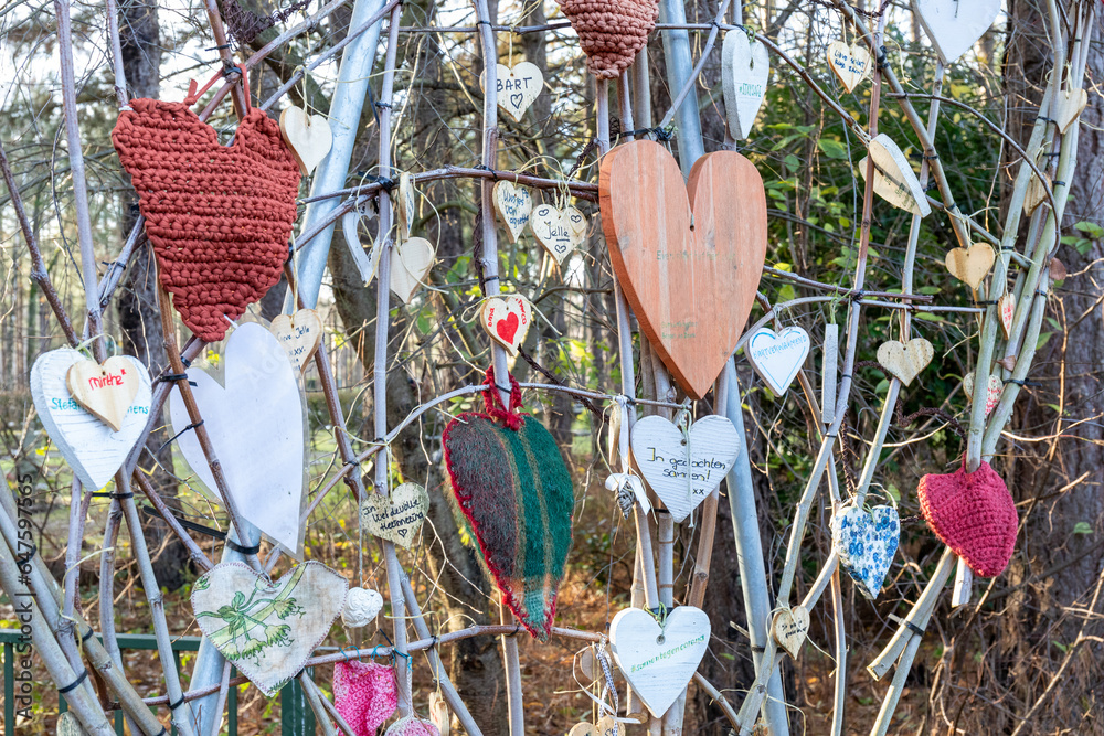 Herdenkingsboom vol met harten uitgevoerd in diverse materialen, ieder ...