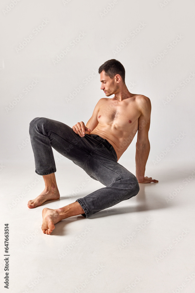 Portrait of handsome man in his 20s with muscular body shape posing ...