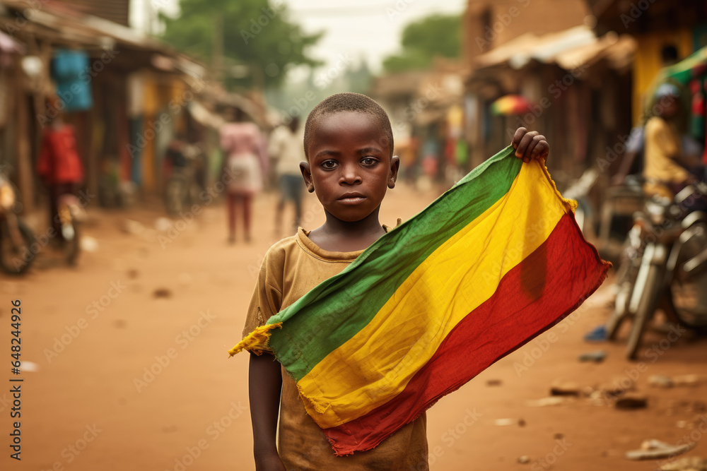 Un garçon malien tenant le drapeau du Mali dans les rues de Bamako ...