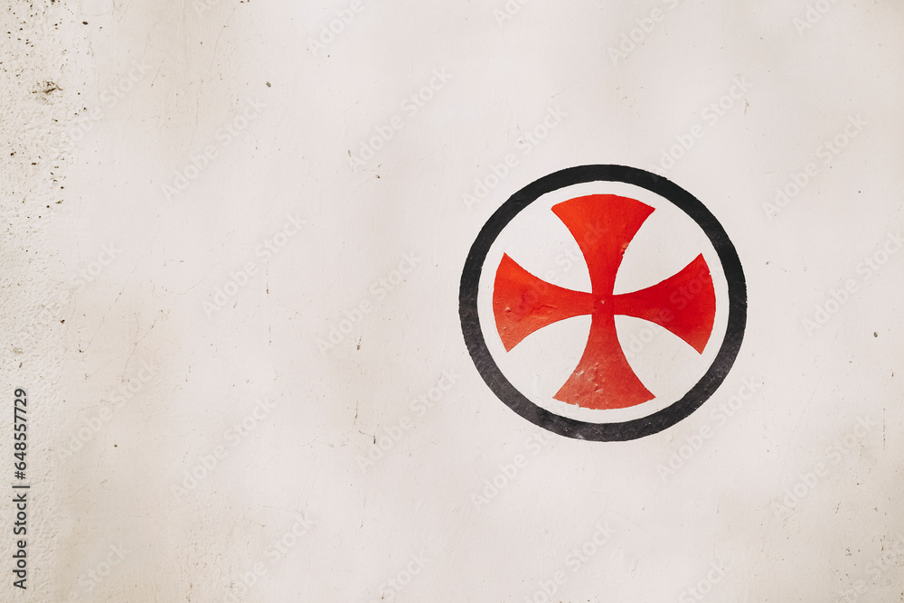 Symbole d'une croix rouge dans un rond noir peint sur un mur Stock ...