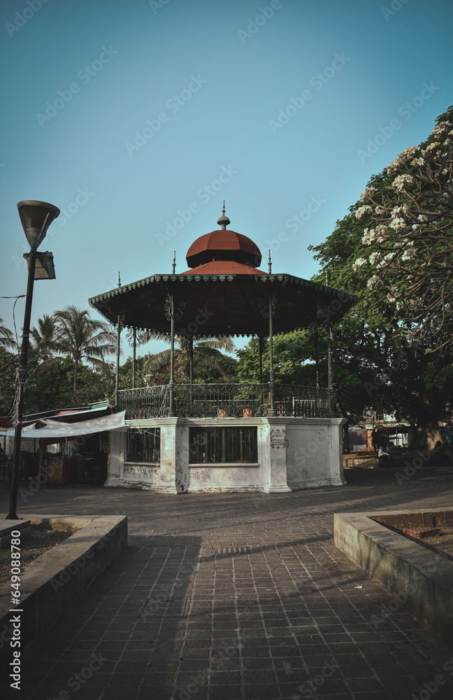 kiosco historico del parque central de la ciudad de juchitan de ...