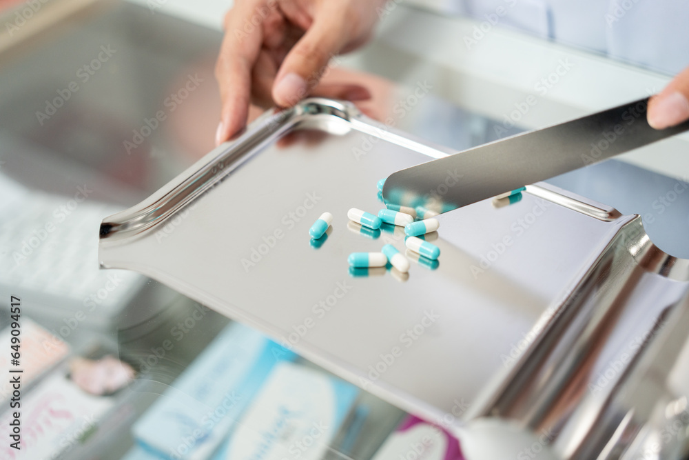 Close up Pharmacist woman hands counting drugs pills arranging ...