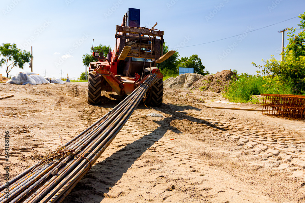 Forklift lifts the rebar bundle from ground on building site Stock ...