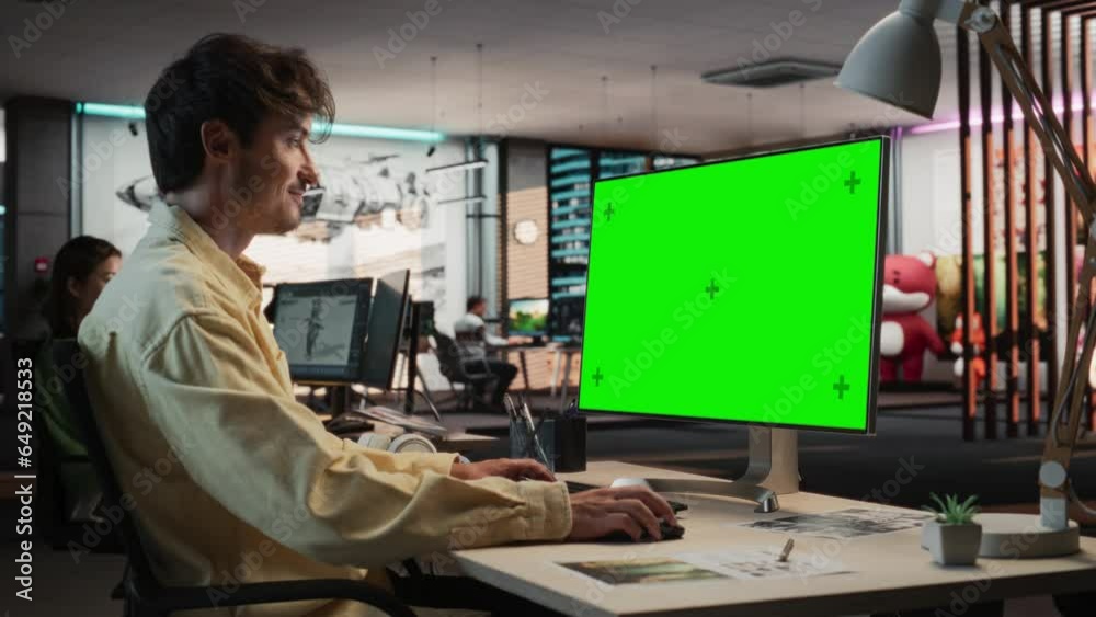 Vidéo Stock Caucasian Man Using Desktop Computer with Mock-up Green ...